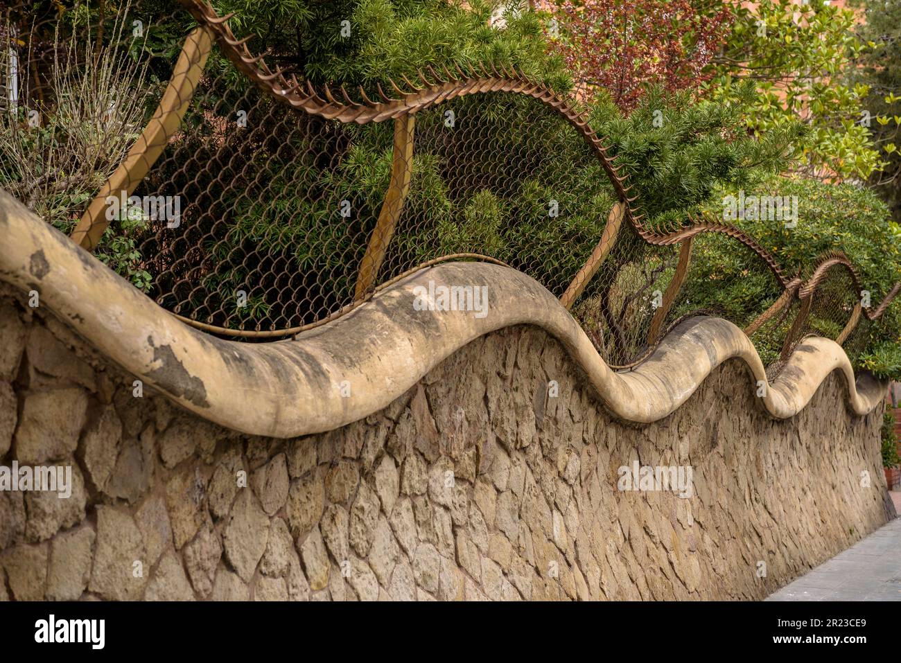 Fence with wavy shapes on the Miralles door, a little-known work by ...