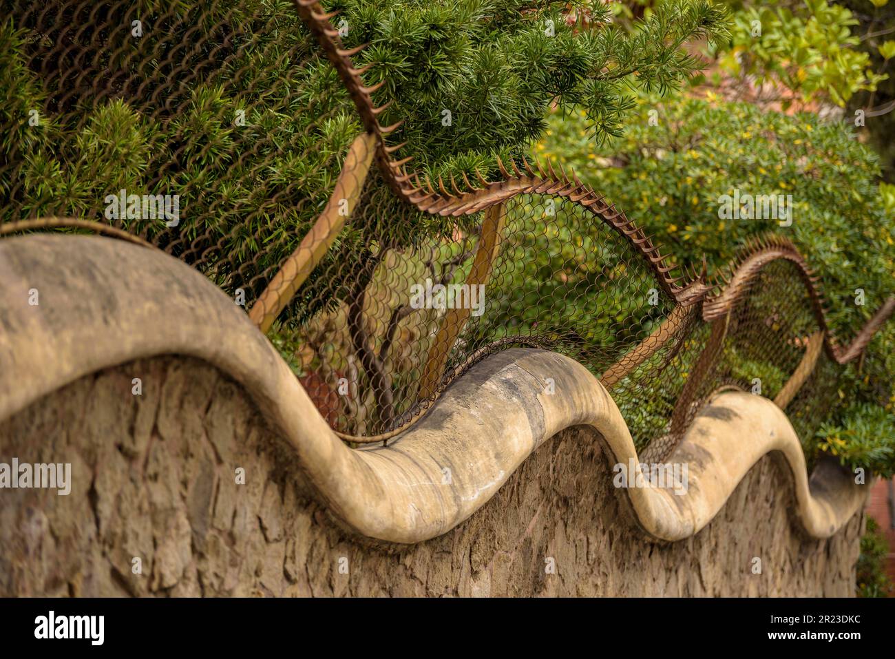 Fence with wavy shapes on the Miralles door, a little-known work by ...