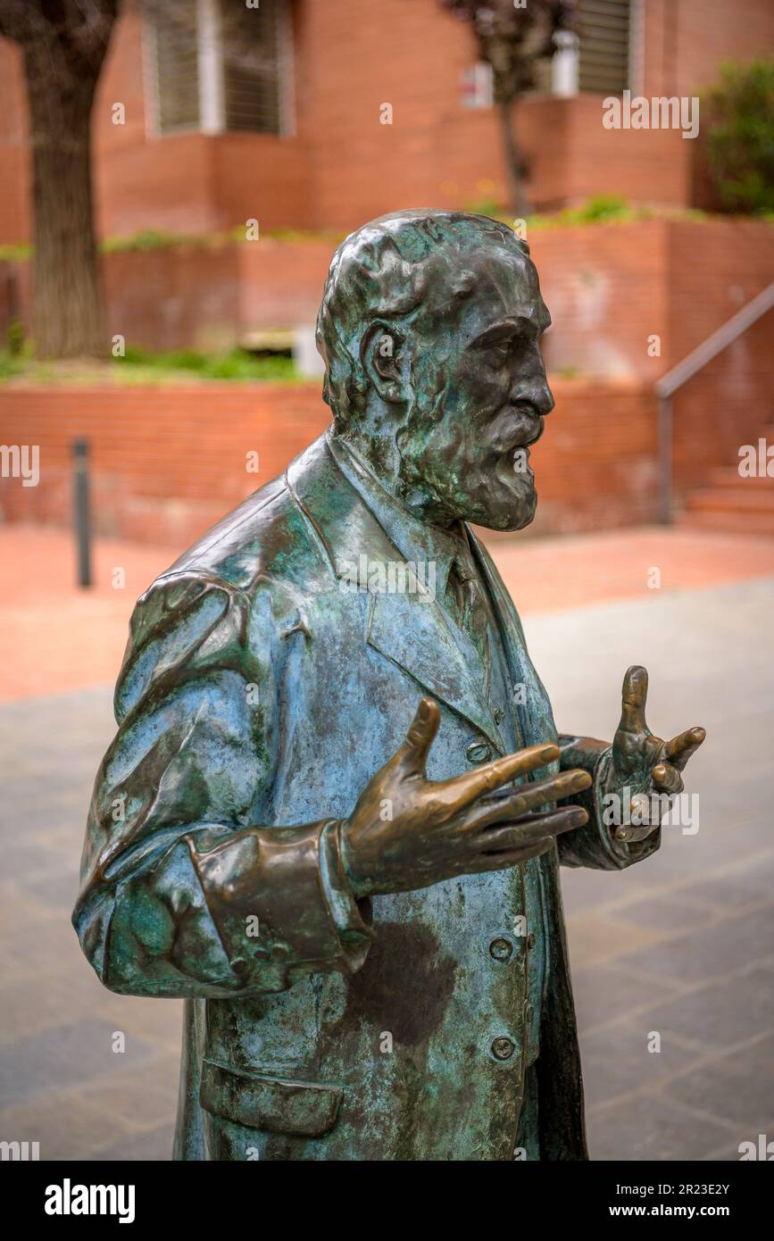 Sculpture of Antoni Gaudí at the entrance of the Miralles gate, one of ...