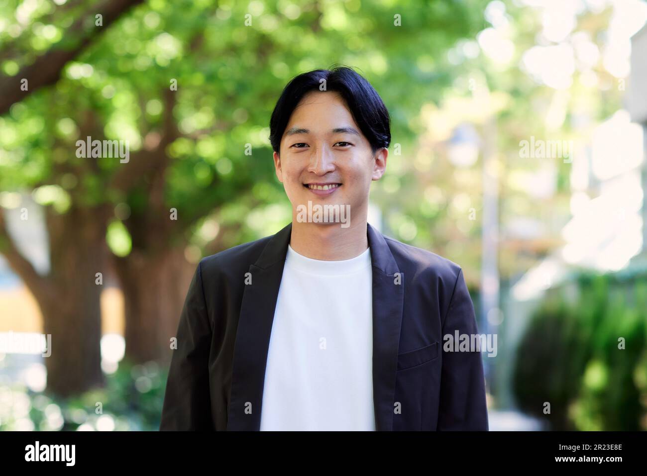 Japanese man portrait in downtown Tokyo Stock Photo - Alamy