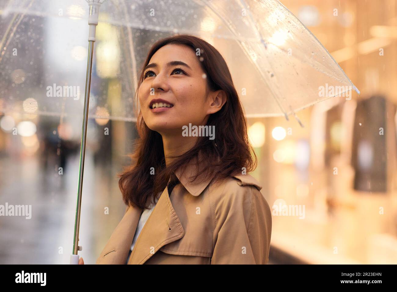 Japanese woman in the rain Stock Photo - Alamy