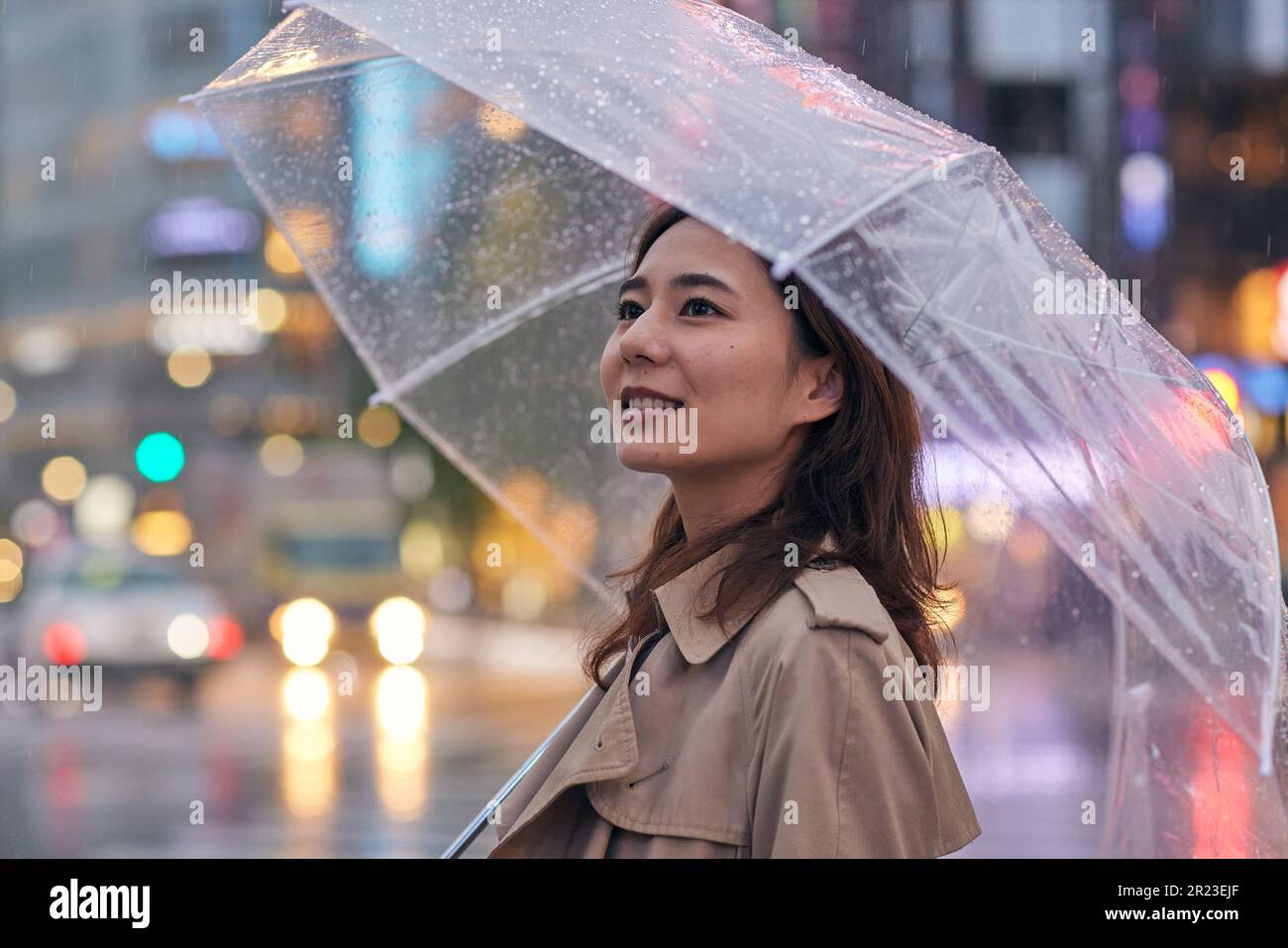 Japanese woman in the rain Stock Photo - Alamy