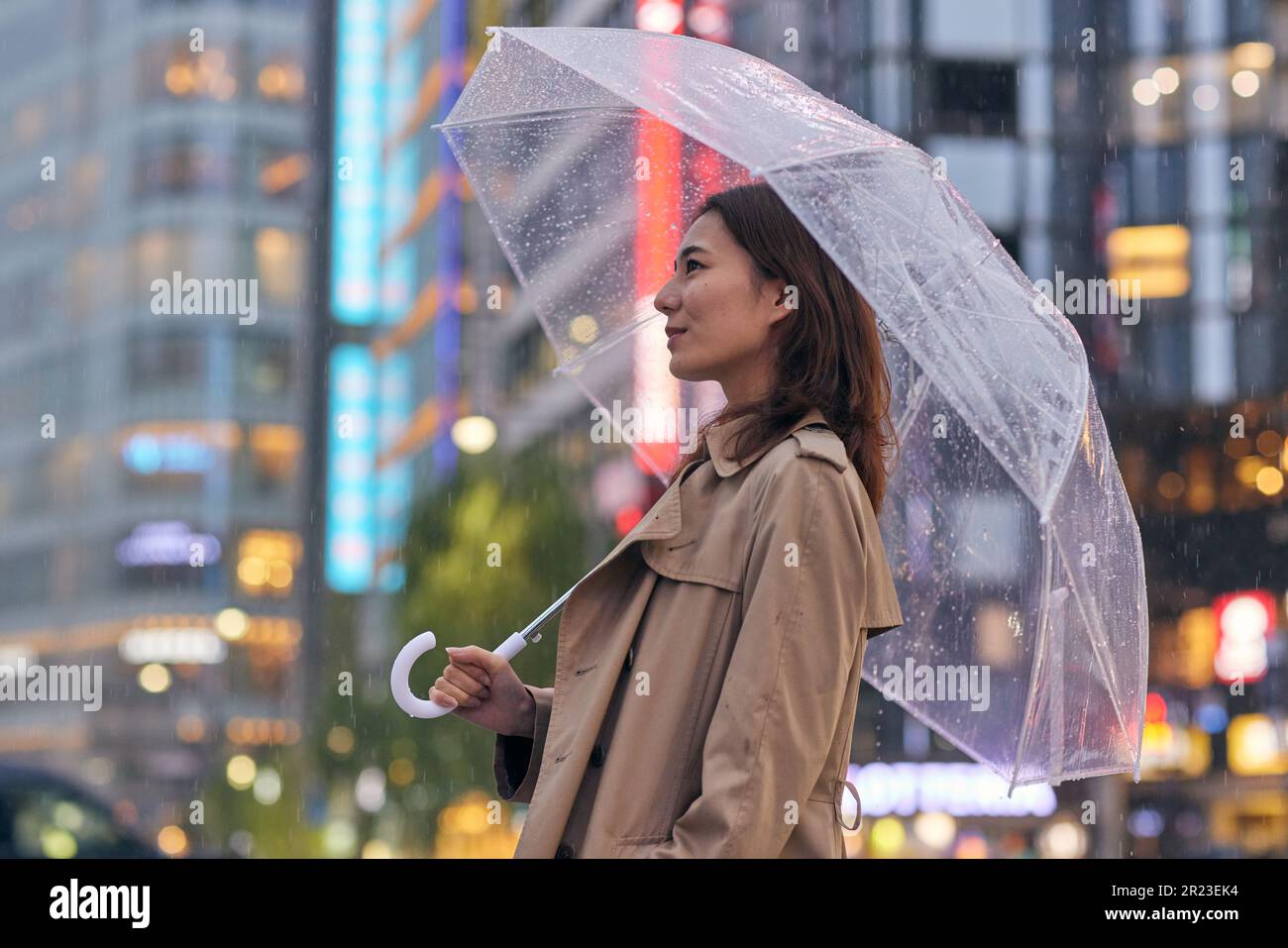 Japanese woman in the rain Stock Photo - Alamy