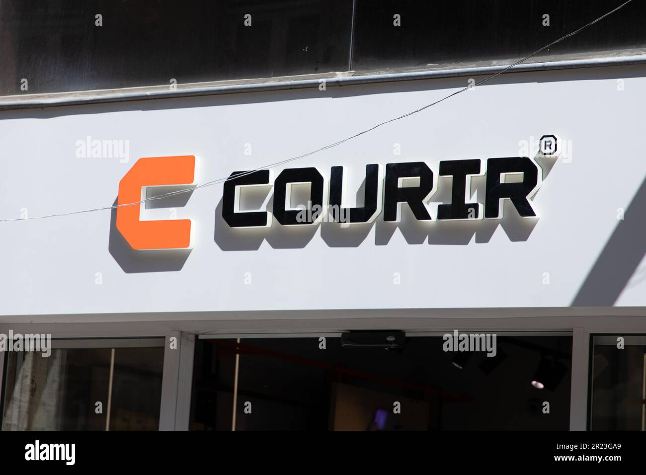 Courir logo hi-res stock photography and images - Alamy