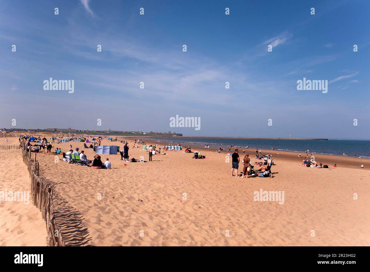 Summer crowds on Sandhaven Beach, South Shields Stock Photo - Alamy