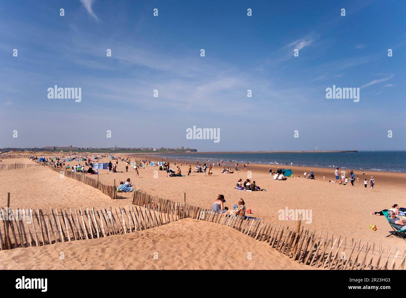 Summer crowds on Sandhaven Beach, South Shields Stock Photo - Alamy