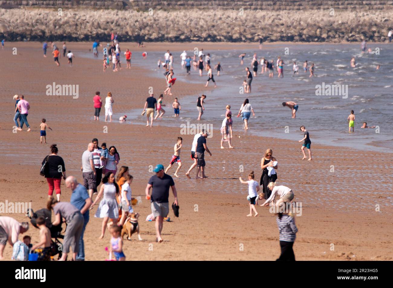 Summer crowds on Sandhaven Beach, South Shields Stock Photo - Alamy