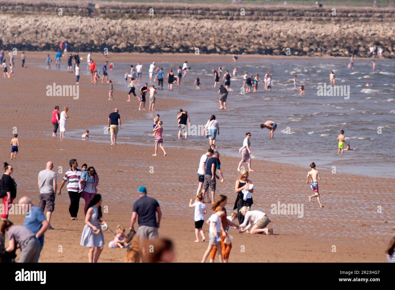 Summer crowds on Sandhaven Beach, South Shields Stock Photo - Alamy