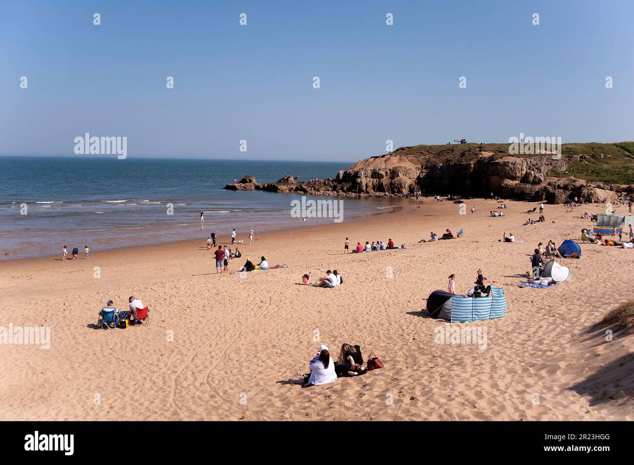 Summer crowds on Sandhaven Beach, South Shields Stock Photo - Alamy