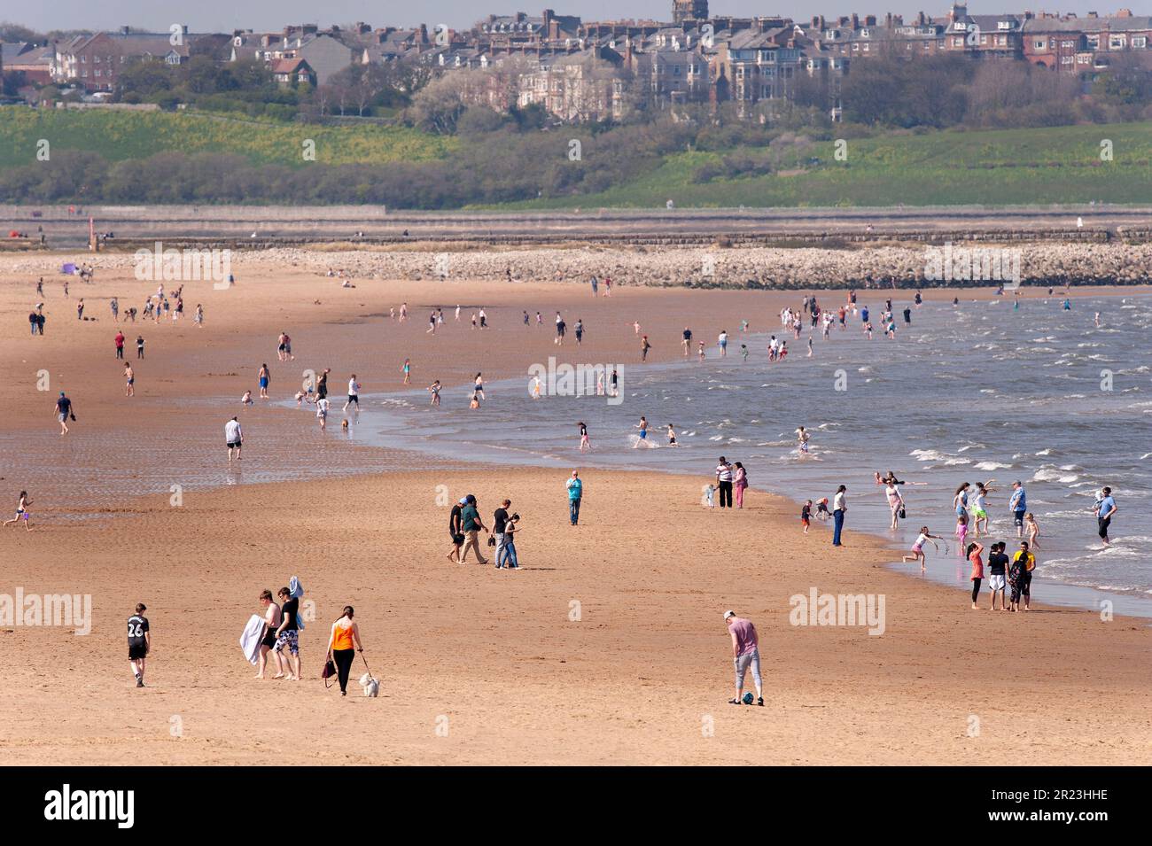 Summer crowds on Sandhaven Beach, South Shields Stock Photo - Alamy