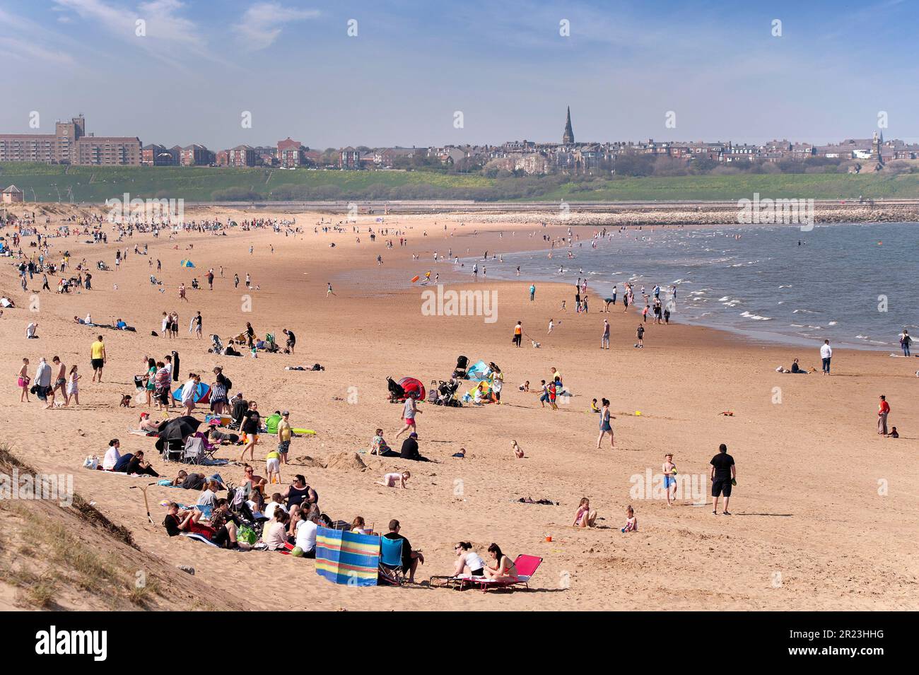 Summer crowds on Sandhaven Beach, South Shields Stock Photo - Alamy