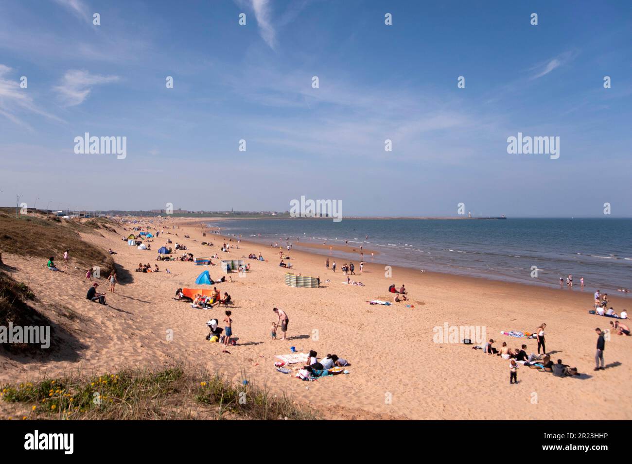 Summer crowds on Sandhaven Beach, South Shields Stock Photo - Alamy