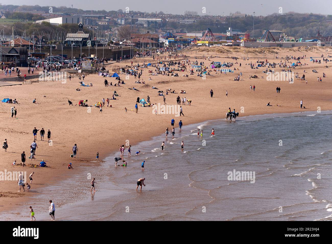 Summer crowds on Sandhaven Beach, South Shields Stock Photo - Alamy