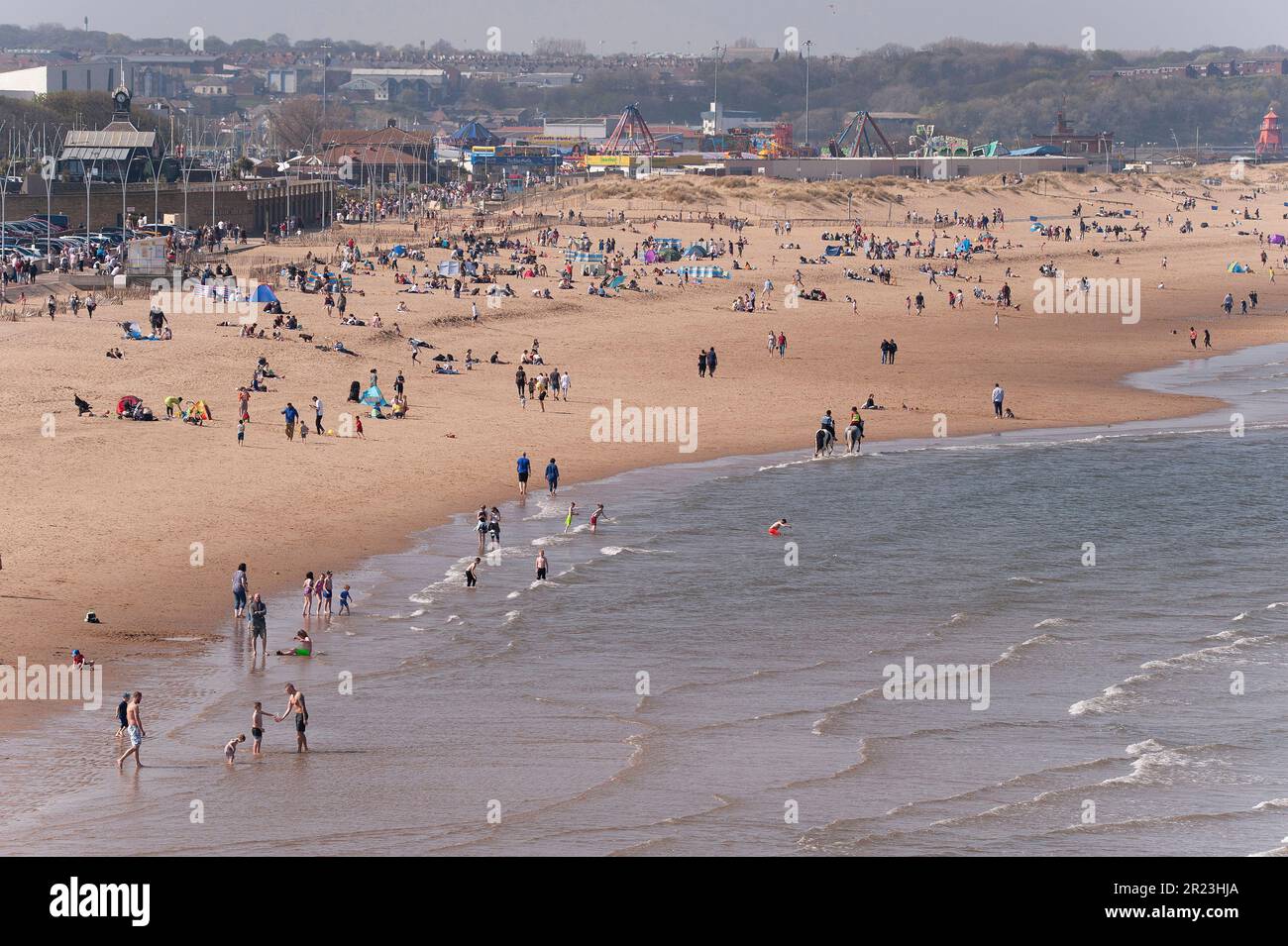 Summer crowds on Sandhaven Beach, South Shields Stock Photo - Alamy