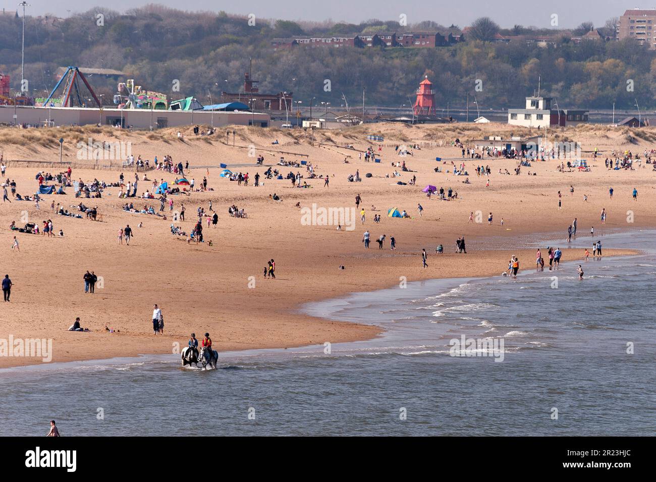 Summer crowds on Sandhaven Beach, South Shields Stock Photo - Alamy