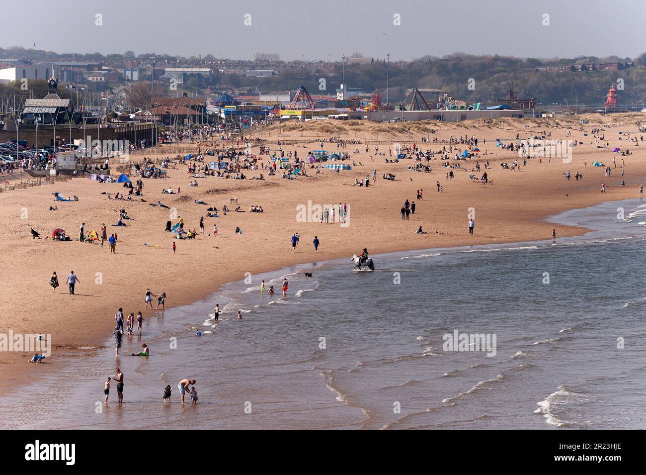 Summer crowds on Sandhaven Beach, South Shields Stock Photo - Alamy