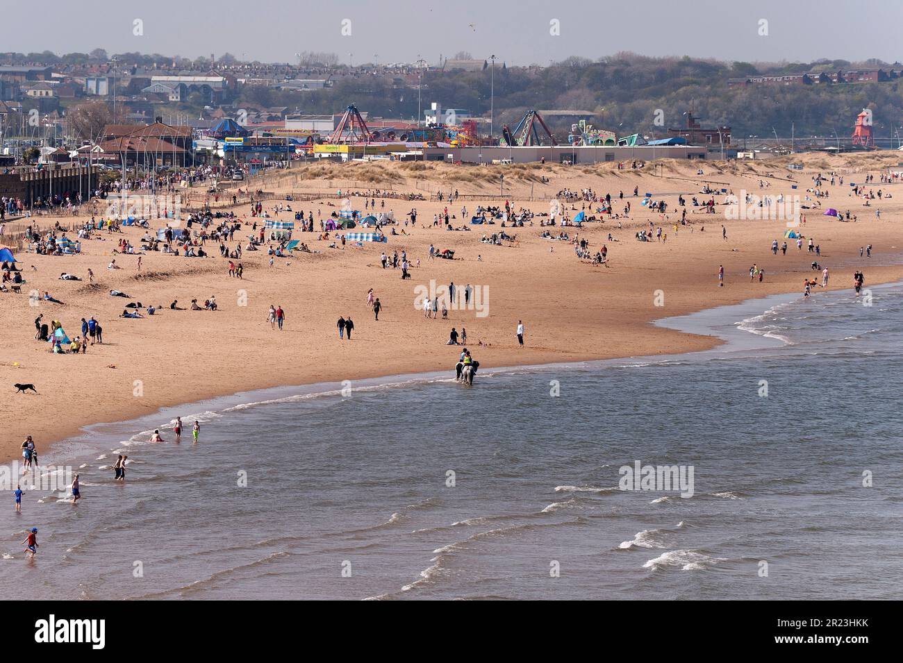 Summer crowds on Sandhaven Beach, South Shields Stock Photo - Alamy