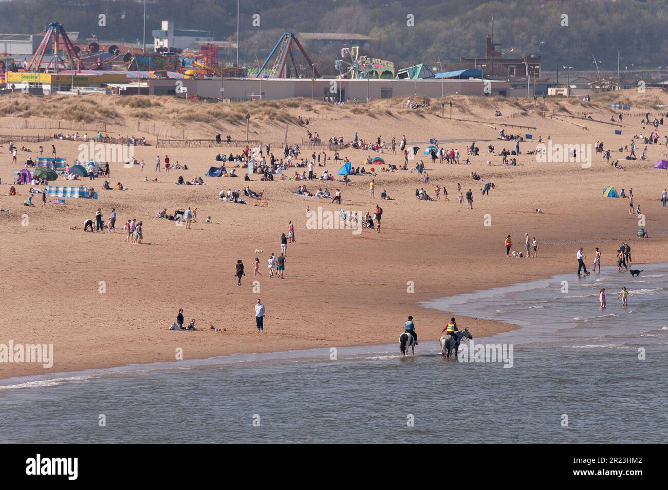 Summer crowds on Sandhaven Beach, South Shields Stock Photo - Alamy