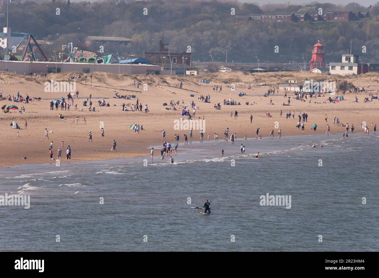 Summer crowds on Sandhaven Beach, South Shields Stock Photo - Alamy