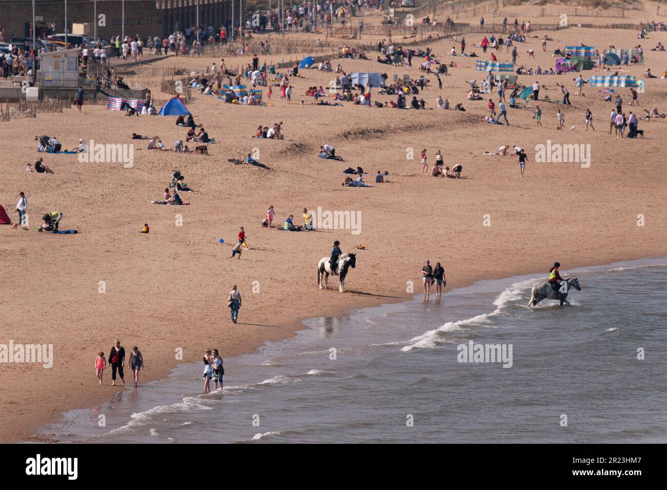 Summer crowds on Sandhaven Beach, South Shields Stock Photo - Alamy