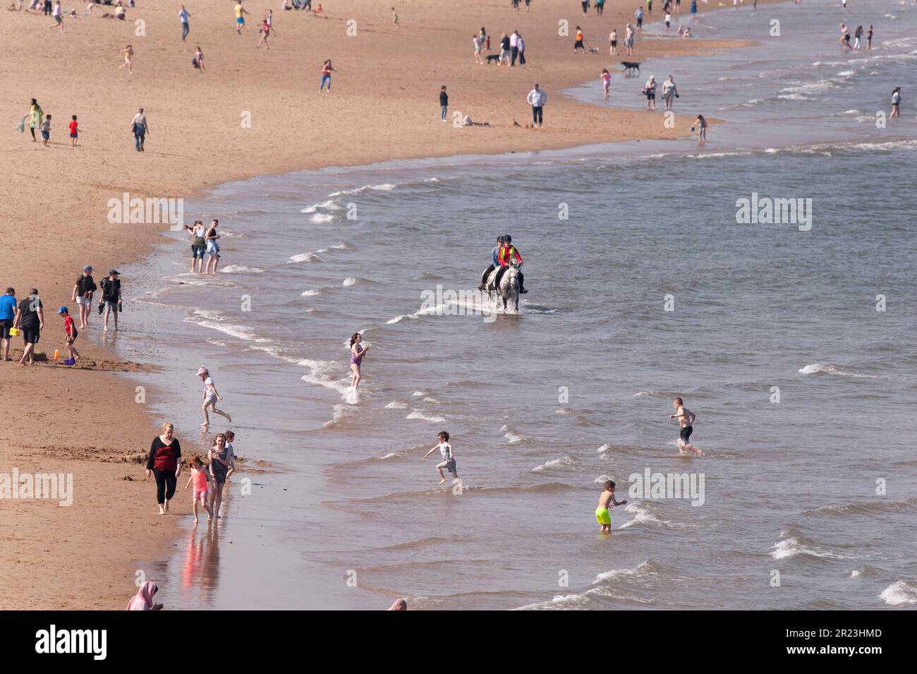 Summer crowds on Sandhaven Beach, South Shields Stock Photo - Alamy