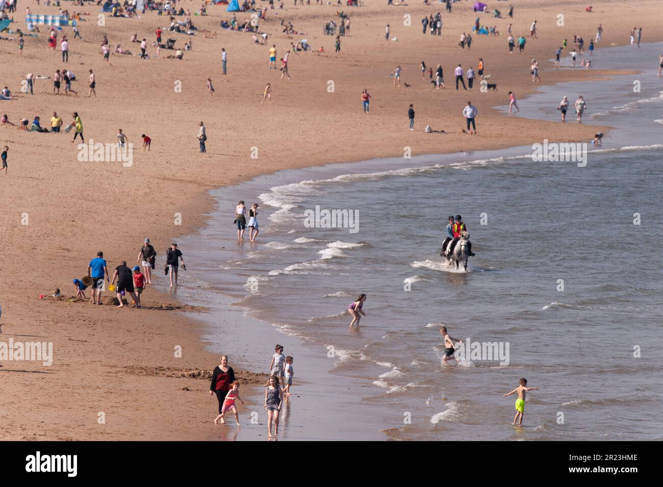 Summer crowds on Sandhaven Beach, South Shields Stock Photo - Alamy