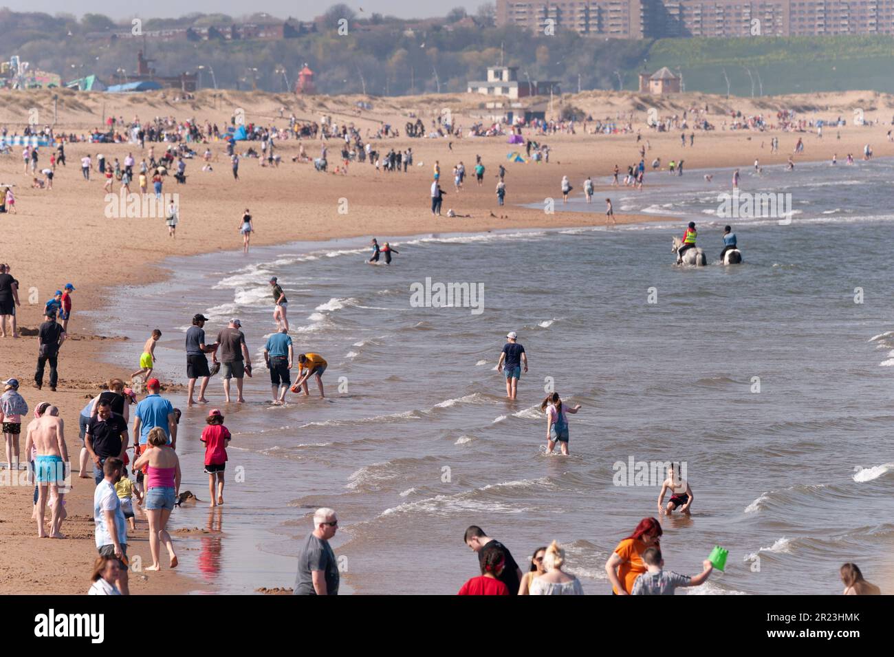 Summer crowds on Sandhaven Beach, South Shields Stock Photo - Alamy