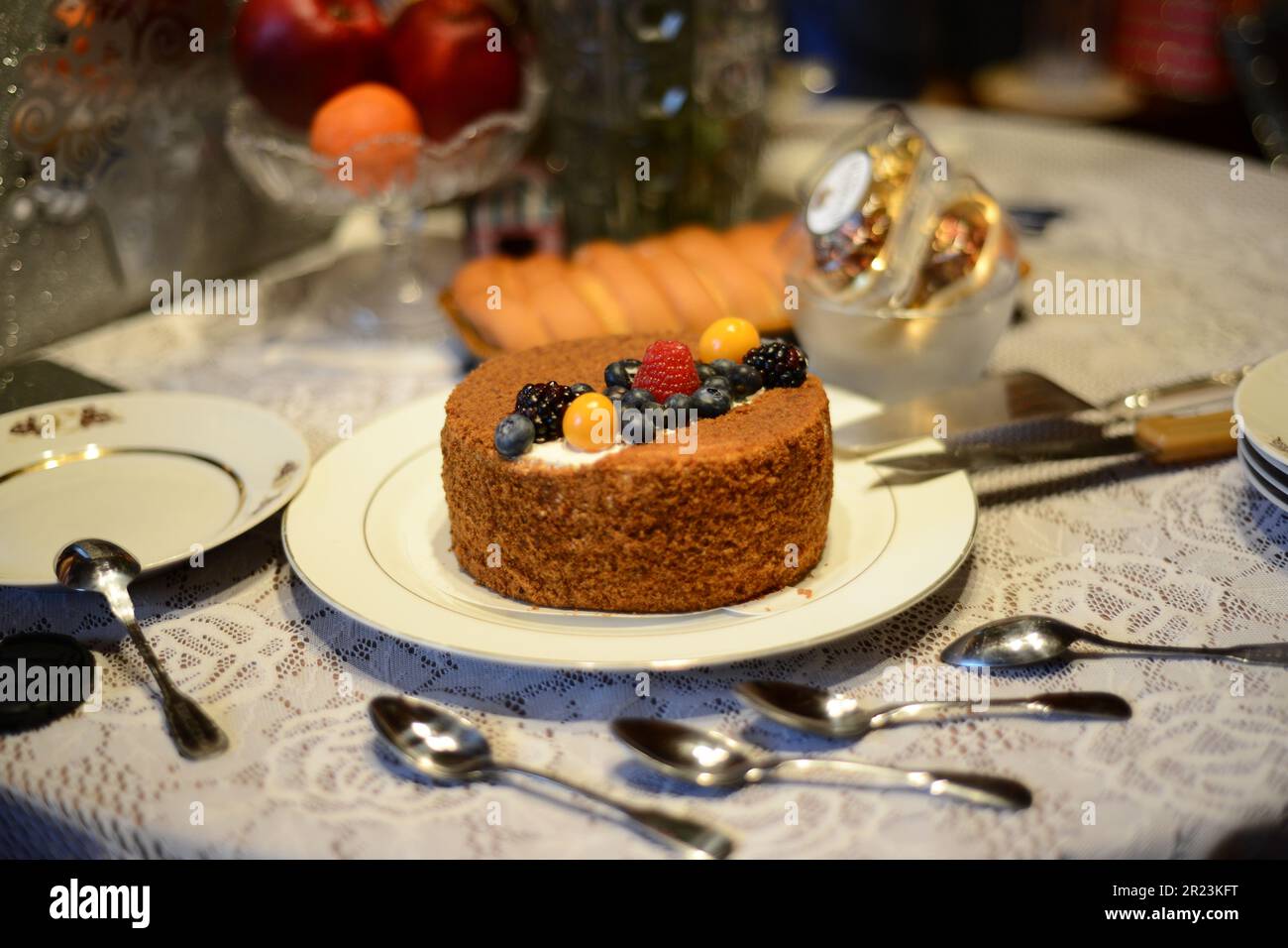 Empty cake stand hi-res stock photography and images - Alamy