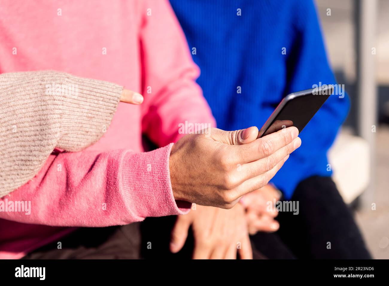 hand with mobile phone sharing with friends Stock Photo - Alamy