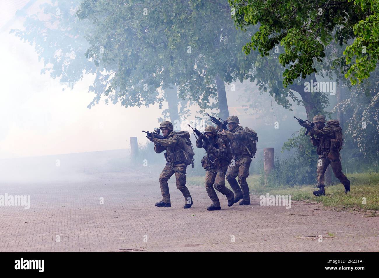 House to house combat hi-res stock photography and images - Alamy