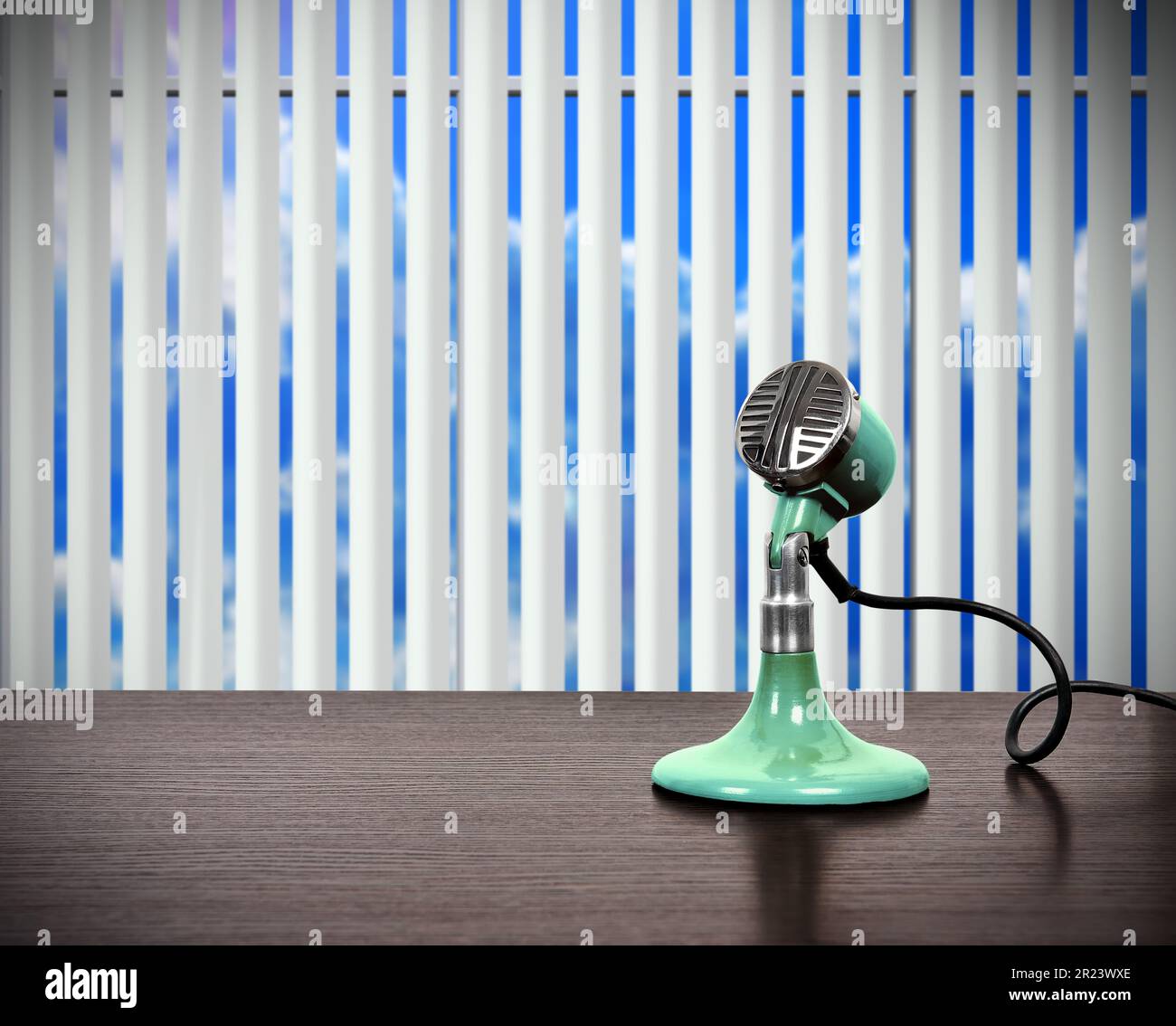 Elegant microphone hi-res stock photography and images - Alamy