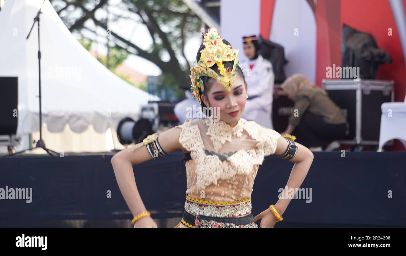 Klenting Sumanding Dance, is likened to a collection of Kediri girls ...