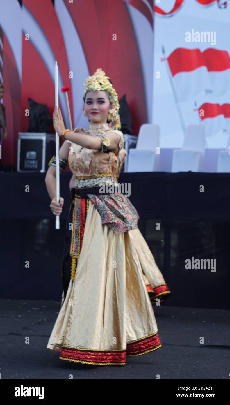 Klenting Sumanding Dance, is likened to a collection of Kediri girls ...
