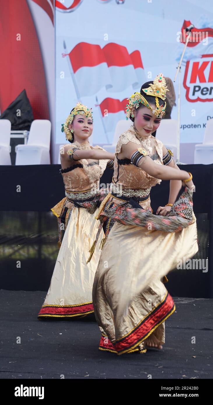Klenting Sumanding Dance, is likened to a collection of Kediri girls ...