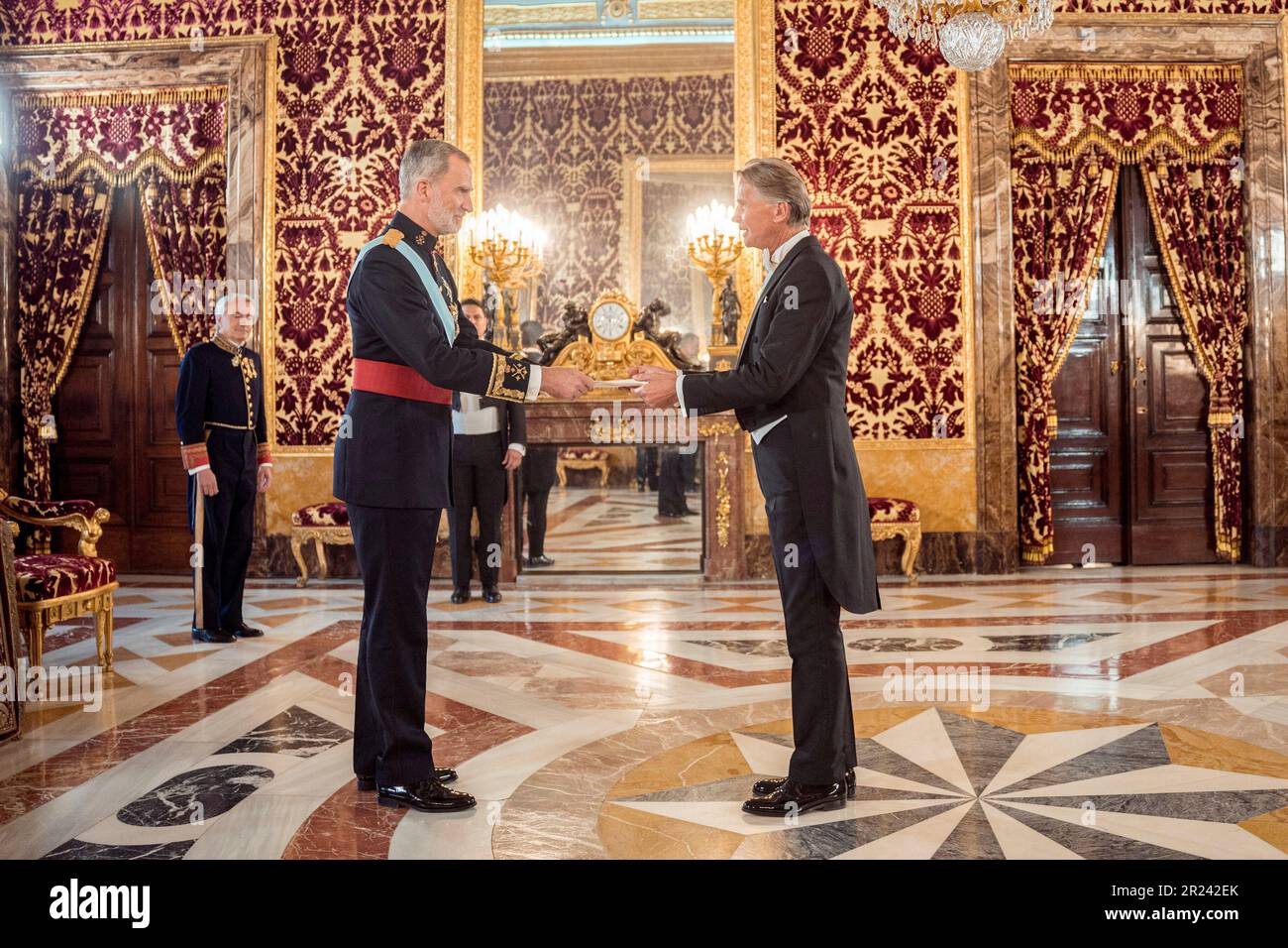 The King of Spain, Felipe VI (l) receives the Letter of Credence from ...