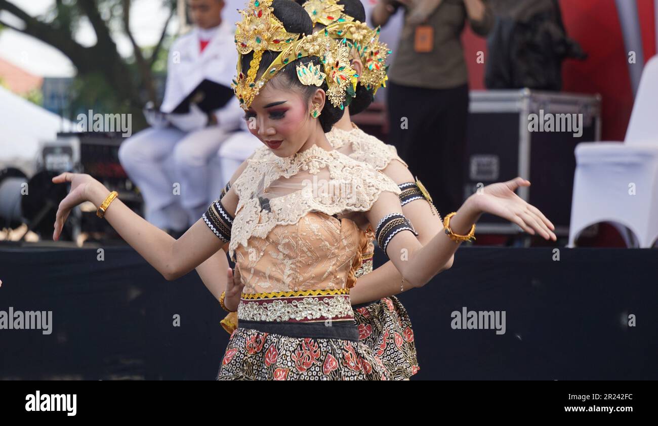 Klenting Sumanding Dance, is likened to a collection of Kediri girls ...