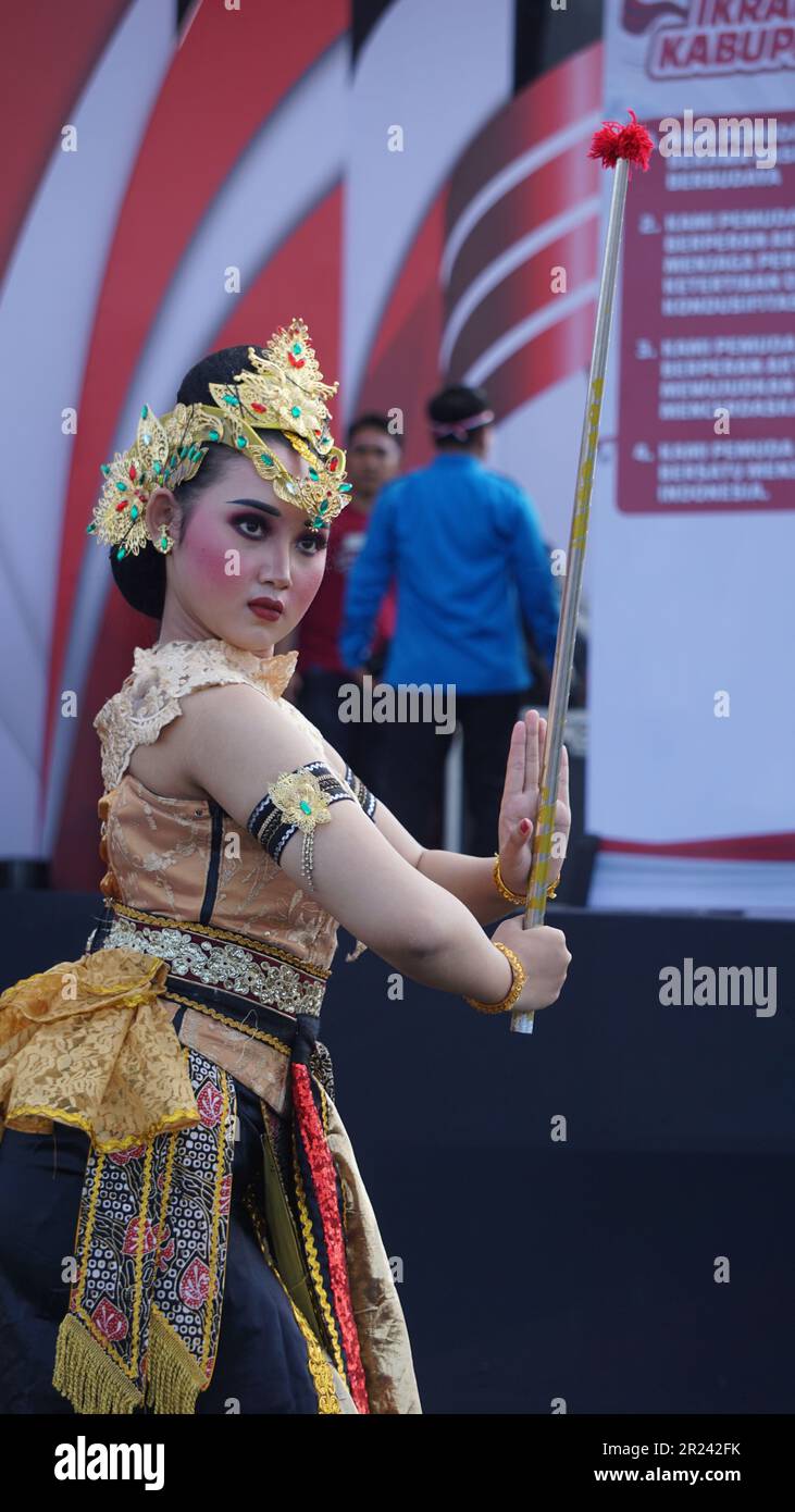 Klenting Sumanding Dance, is likened to a collection of Kediri girls ...