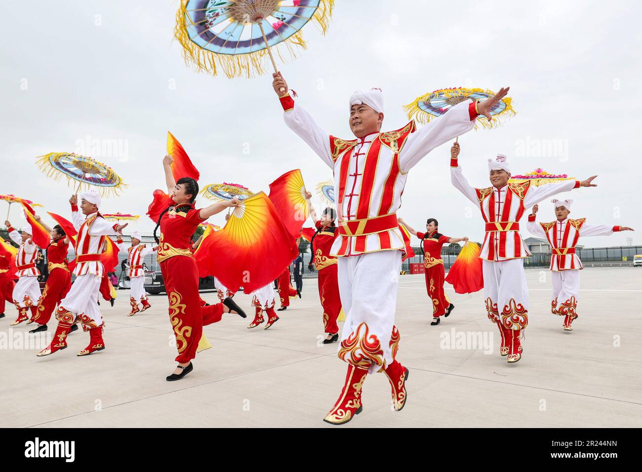 (230517) -- XI'AN, May 17, 2023 (Xinhua) -- Shaanxi folk dancers ...