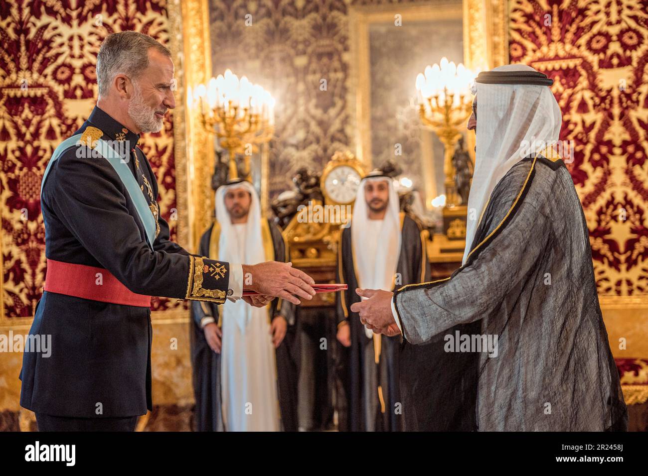 The King of Spain, Felipe VI (l) receives the Letter of Credence from ...