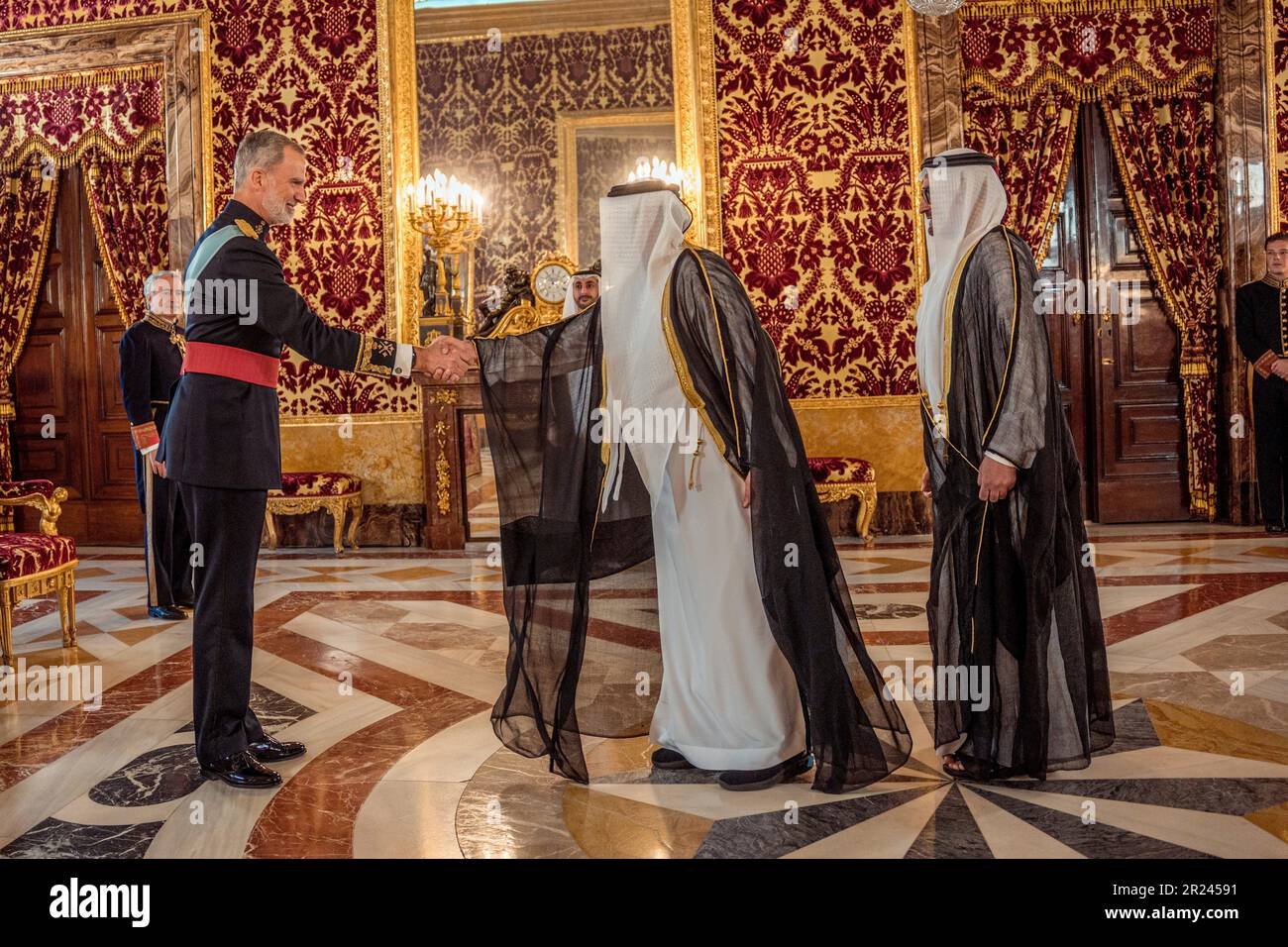 The King of Spain, Felipe VI (l) receives the ambassador of the United ...