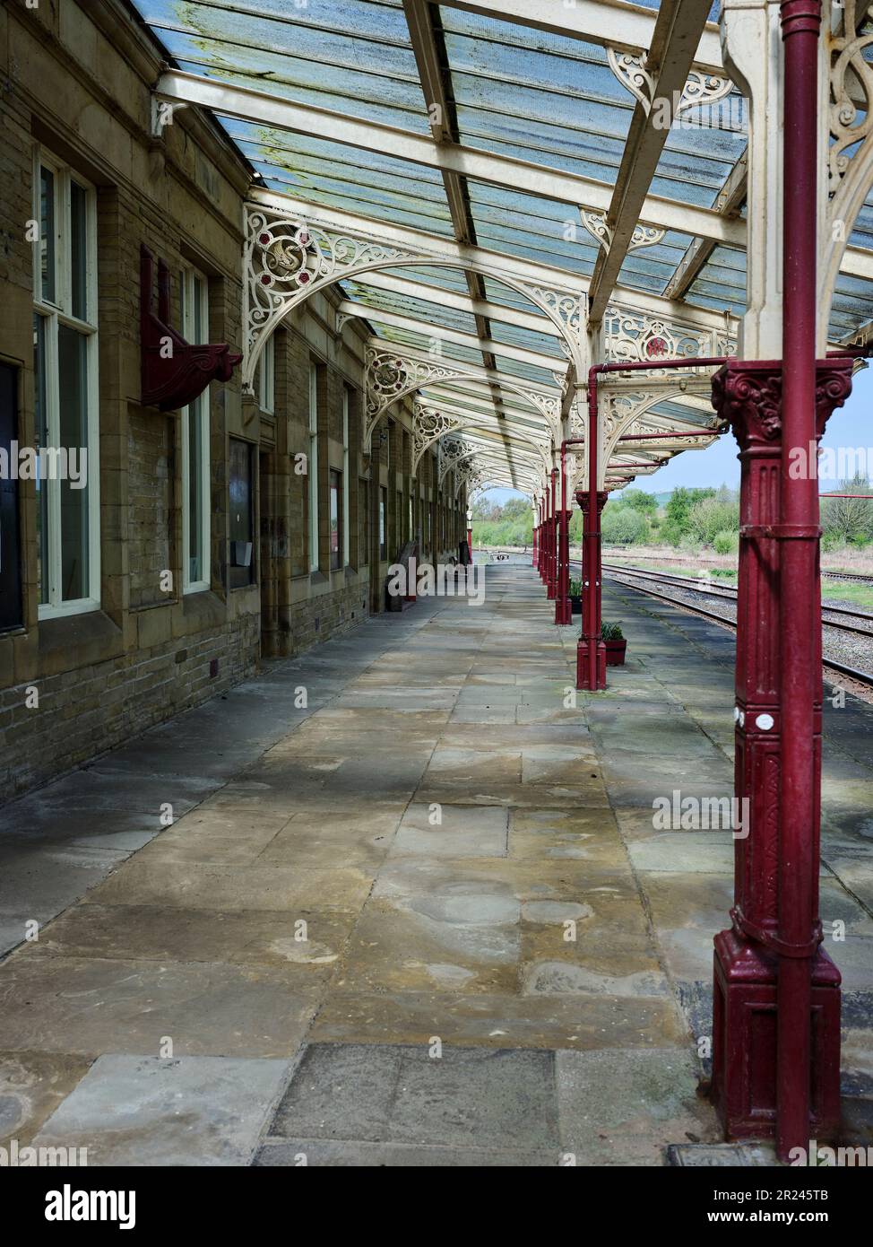 Deserted platform at Hellifield Railway Station Stock Photo - Alamy