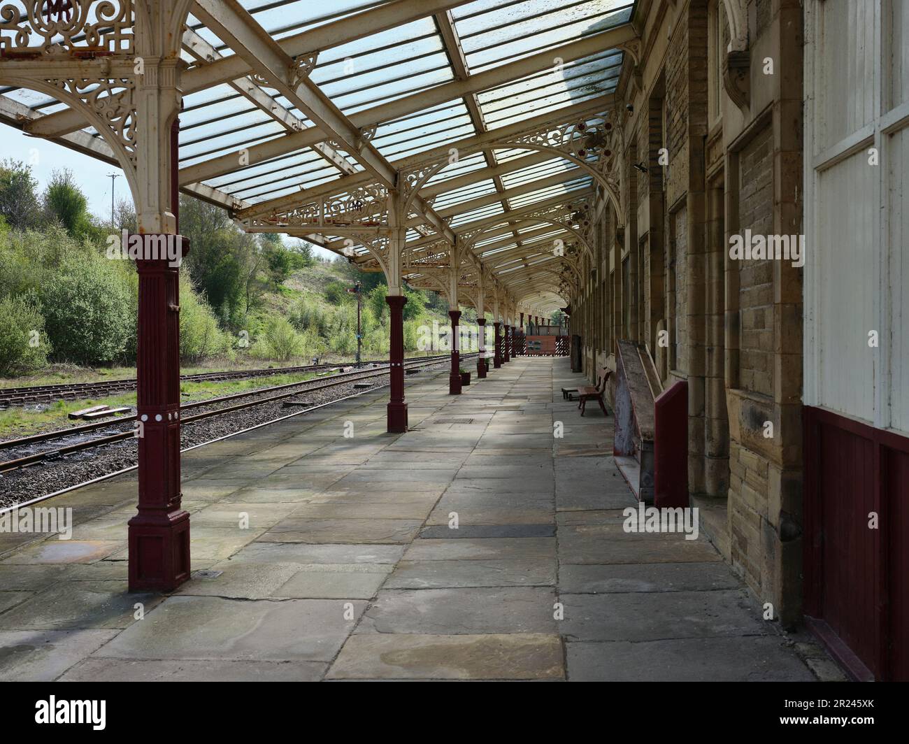Nearly deserted platform at Hellifield Railway Station Stock Photo - Alamy
