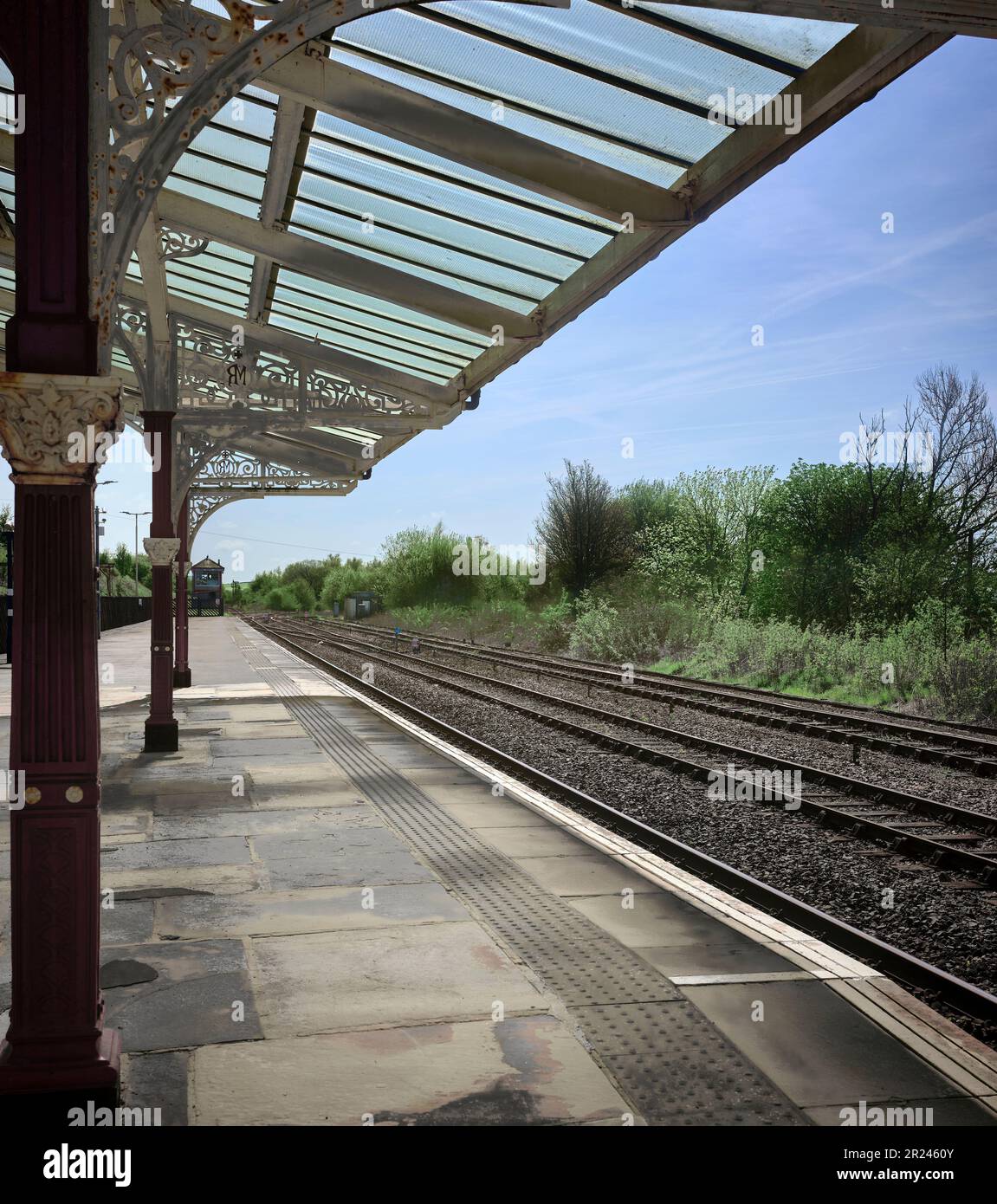 Deserted platform at Hellifield Railway Station Stock Photo - Alamy