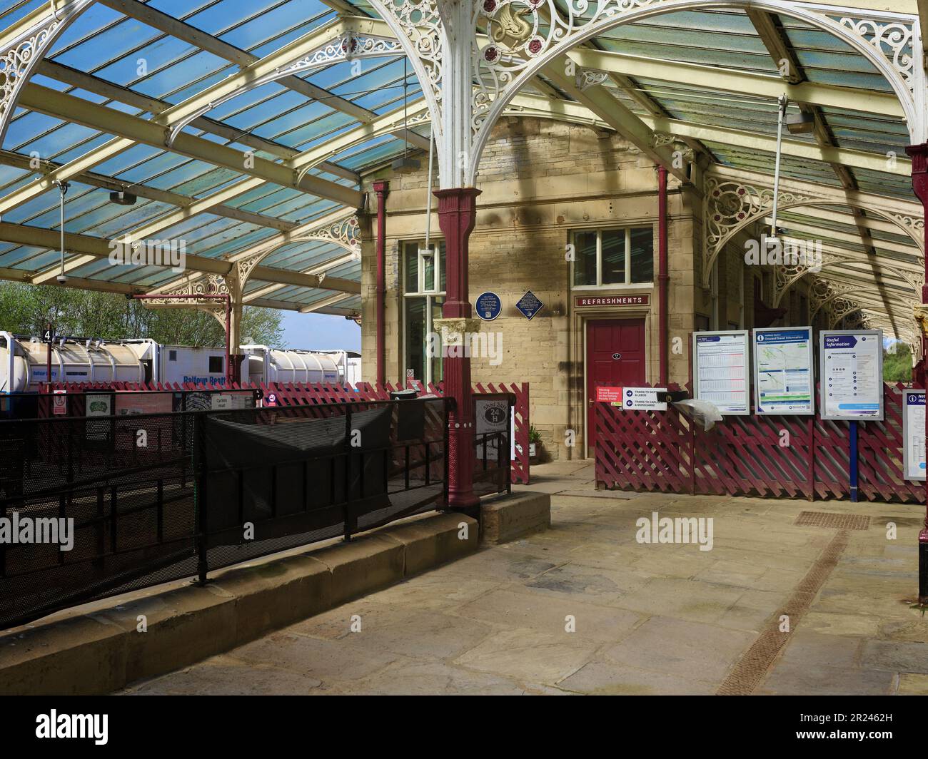 Central platform area at Hellifield Railway Station Stock Photo - Alamy