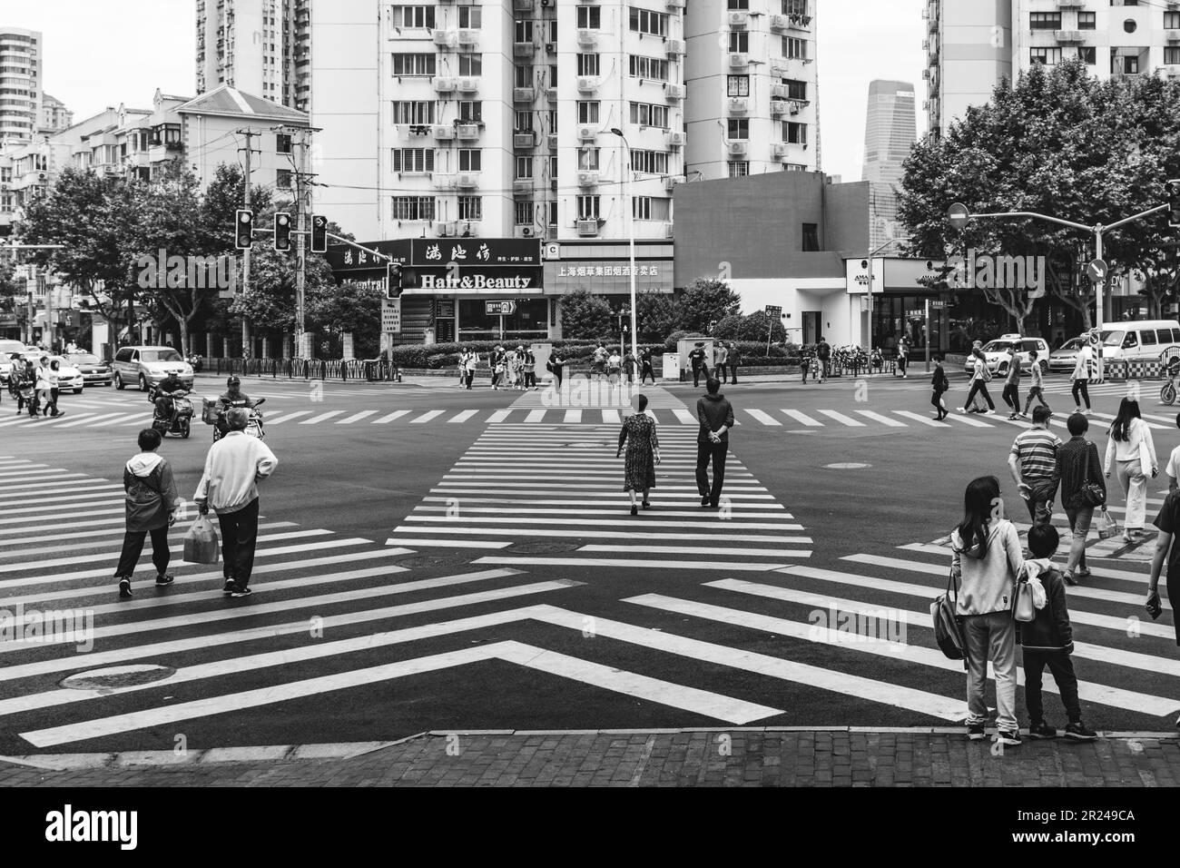 People traffic on busy street Black and White Stock Photos & Images - Alamy