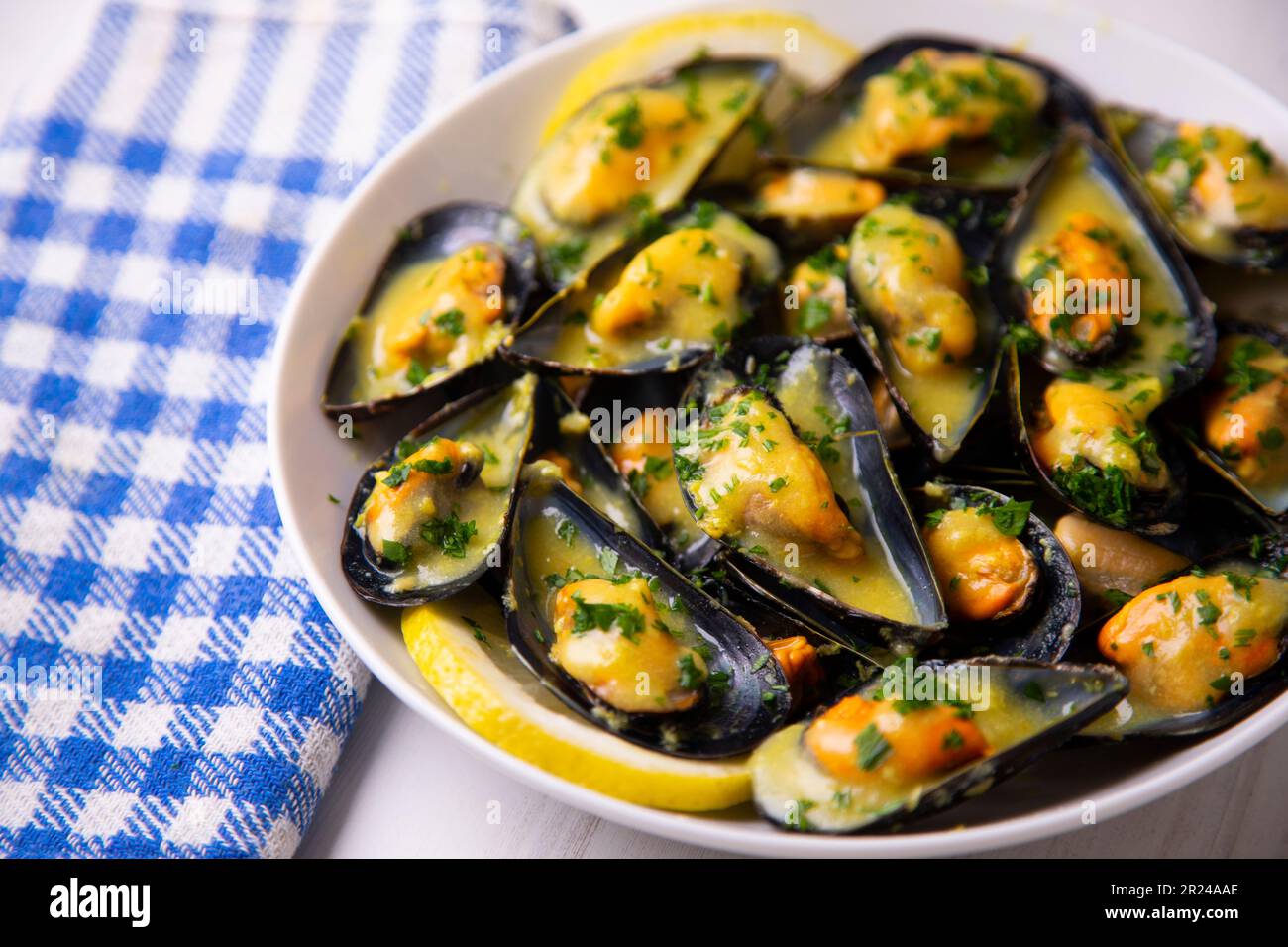 Steamed mussels with orange sauce and onion Stock Photo - Alamy