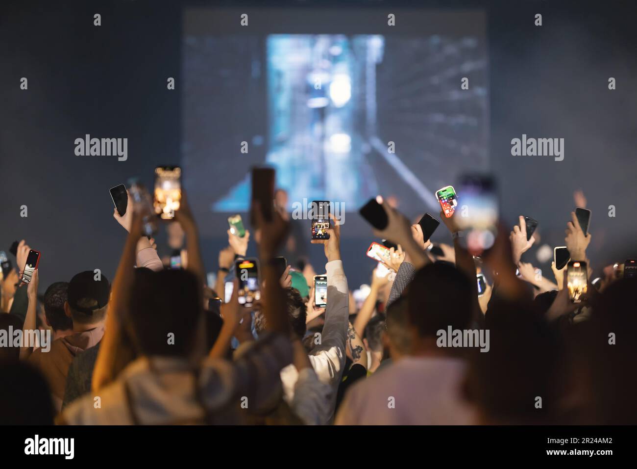 People shoot the concert on their phones Stock Photo - Alamy