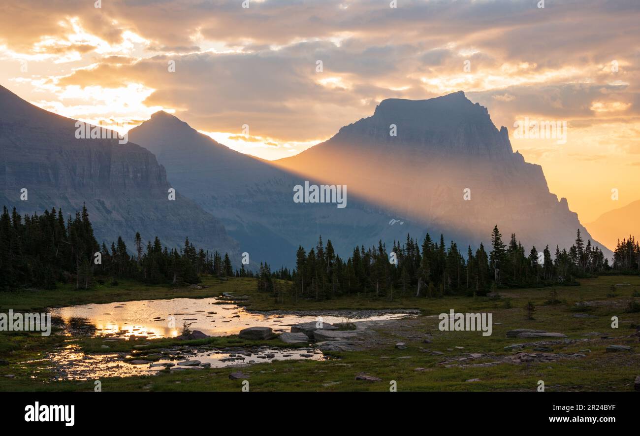 Hidden Lake Overlook, Glacier National Park in Montana Stock Photo - Alamy