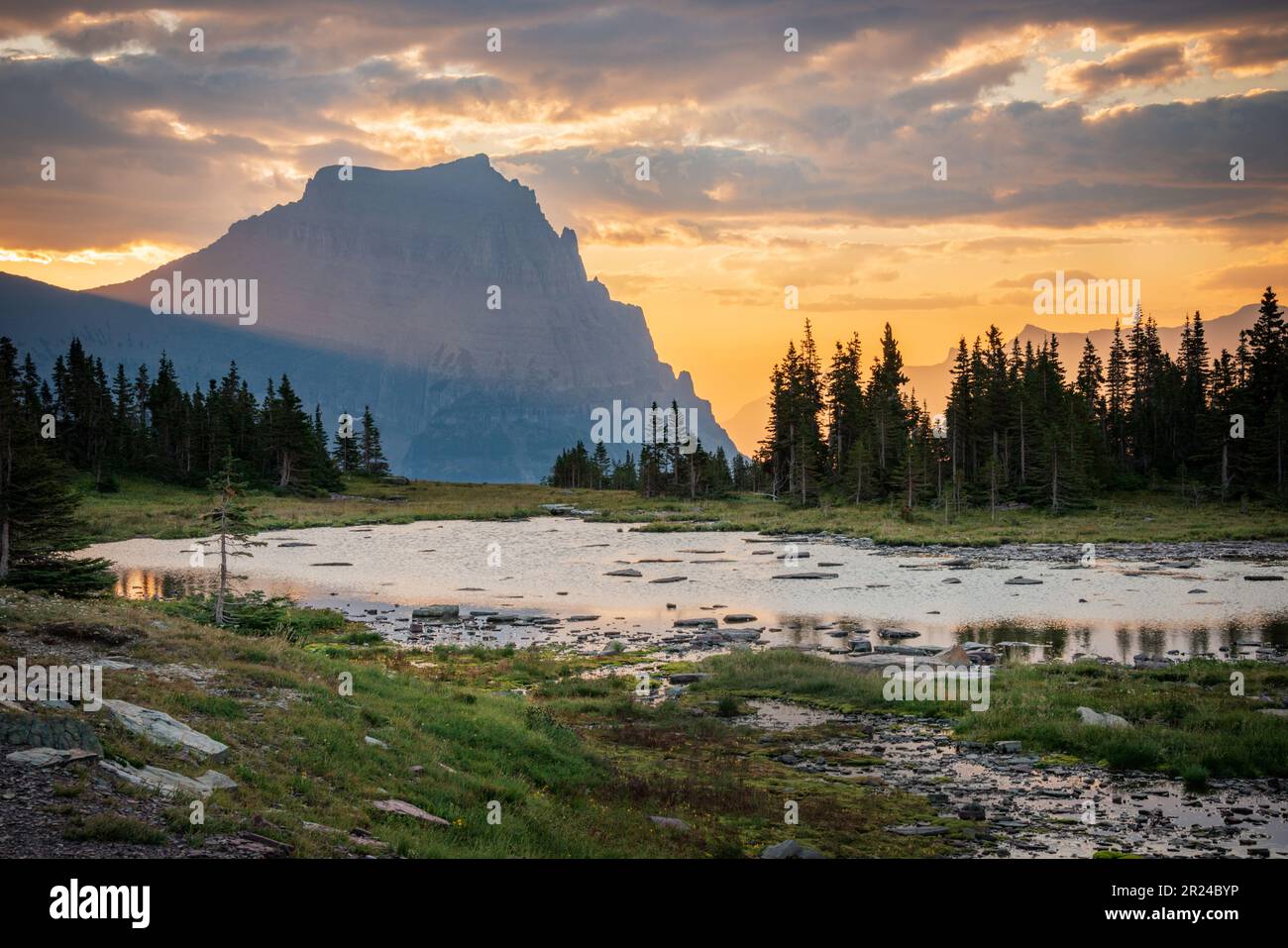Hidden Lake Overlook, Glacier National Park in Montana Stock Photo - Alamy
