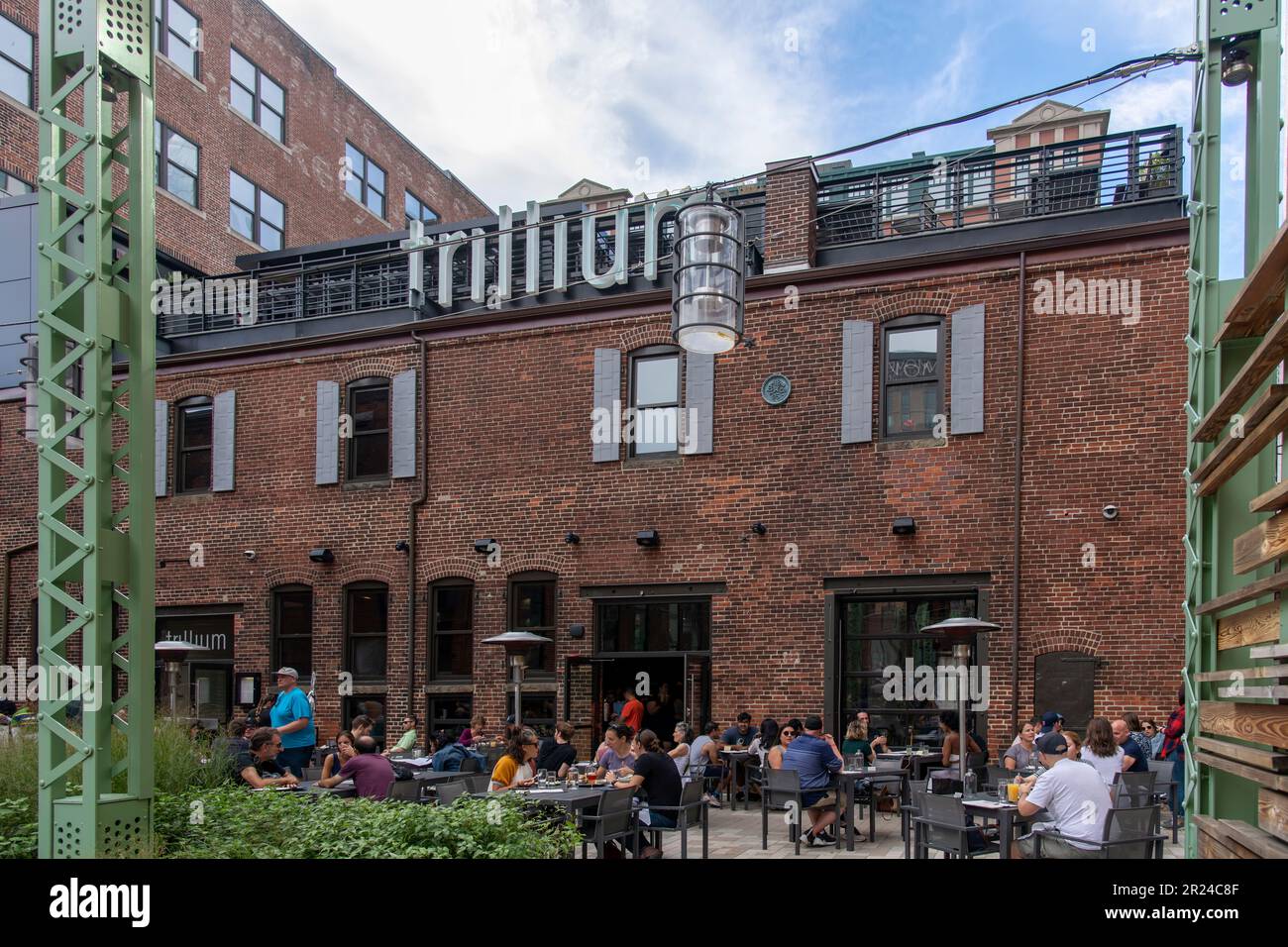 Trillium restaurant hi-res stock photography and images - Alamy